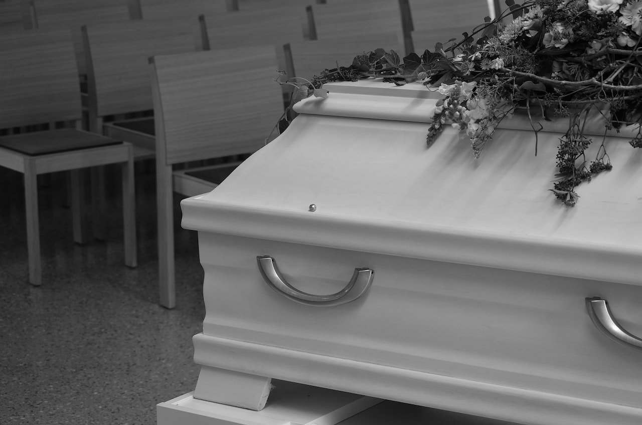 8 Reasons to Consider Wood Caskets For Your Loved One’s Funeral | The ...